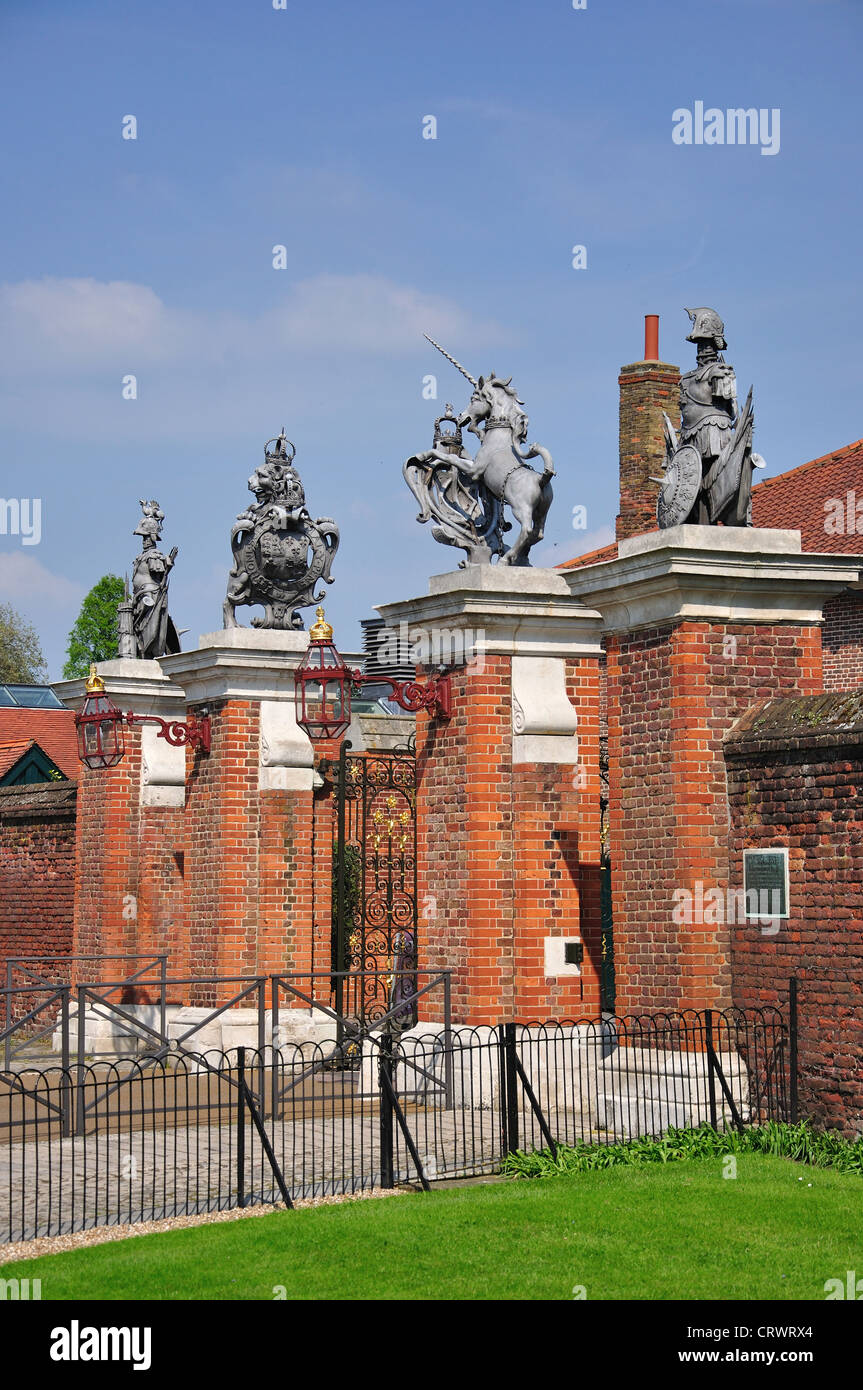 West gate hampton court palace hi-res stock photography and images - Alamy