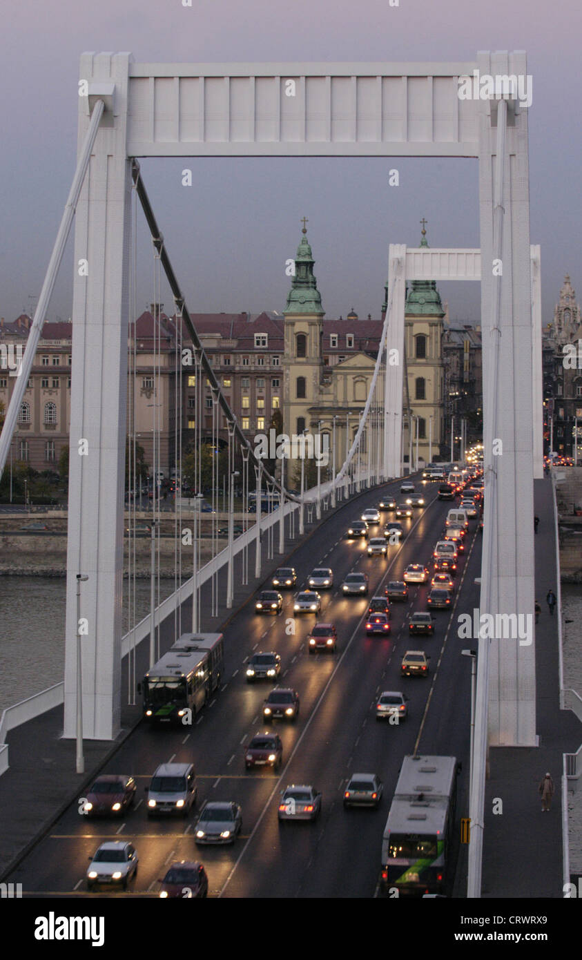 Rush hour on the Elisabethbruecke in Budapest Stock Photo - Alamy