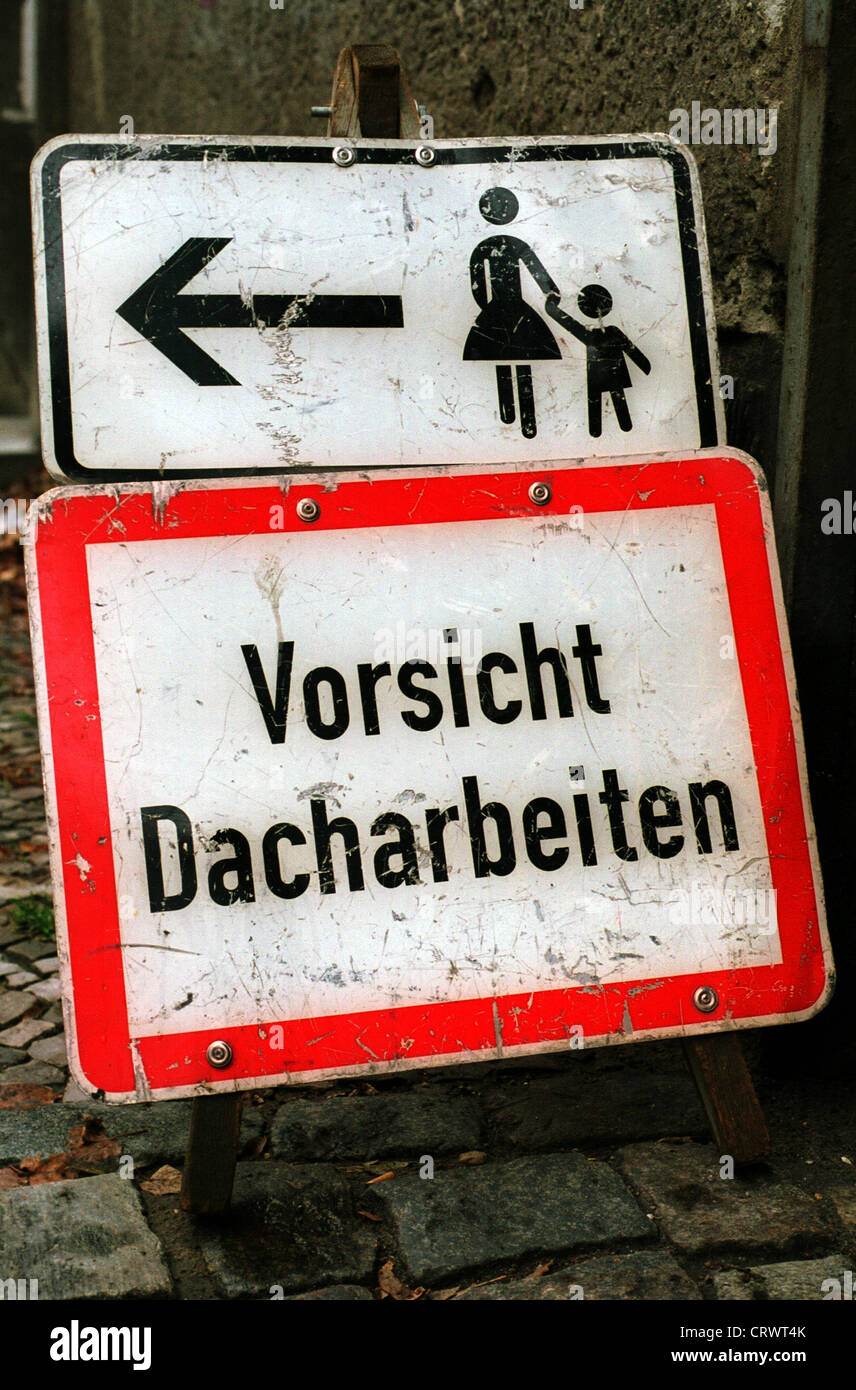 Warning sign: Caution roof work Stock Photo - Alamy