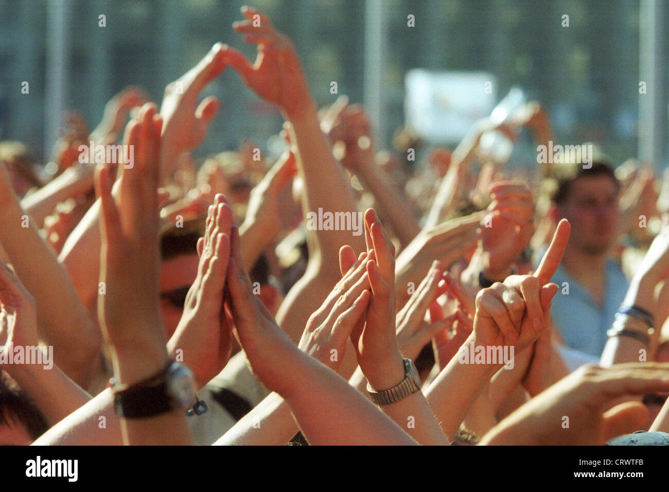 Audience clapping hands hi-res stock photography and images - Alamy