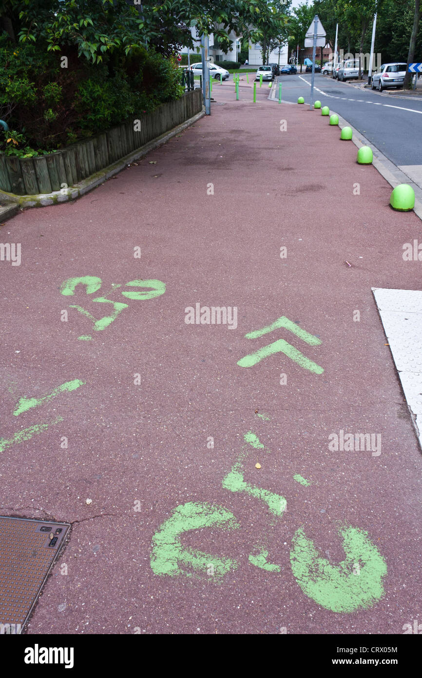 French cycle lane sign hi-res stock photography and images - Alamy