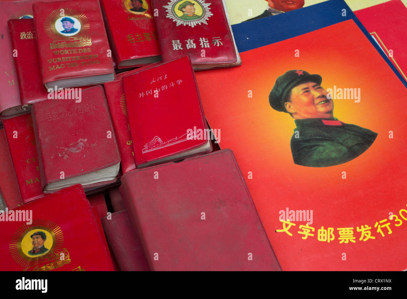 Chairman maos little red book hi-res stock photography and images - Alamy