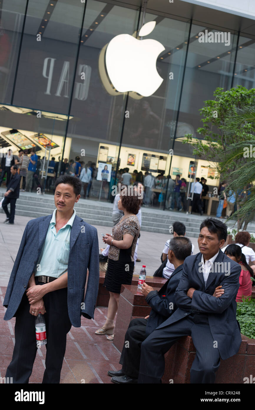 Apple flagship store in shanghai hi-res stock photography and images ...