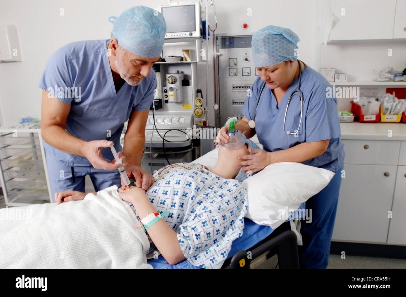 Doctor using anesthetic with the help of a nurse Stock Photo - Alamy