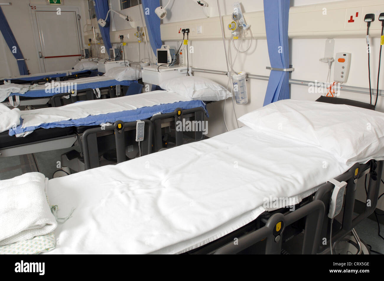 Two empty beds in a hospital ward Stock Photo - Alamy