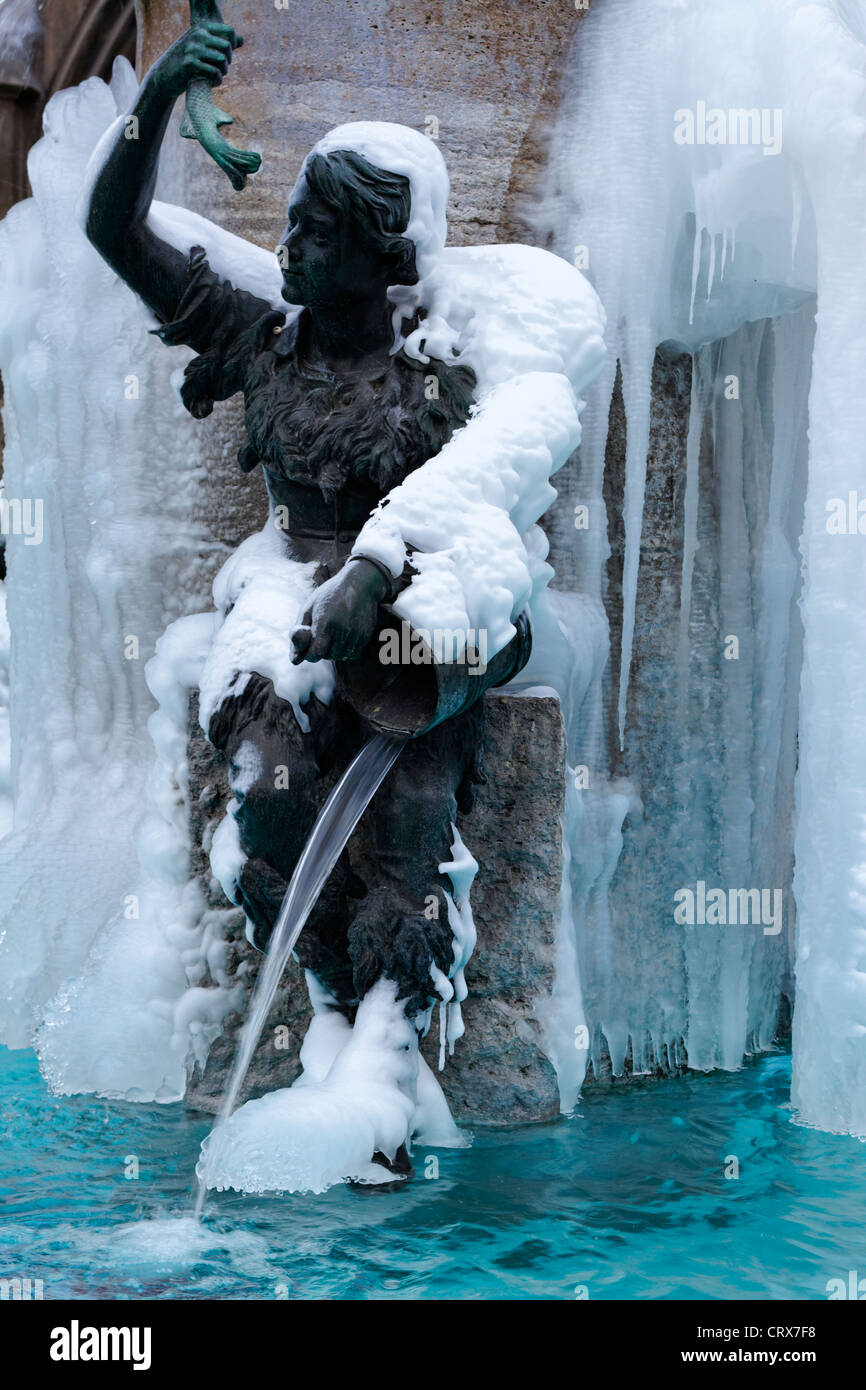Fountain fish hi-res stock photography and images - Alamy