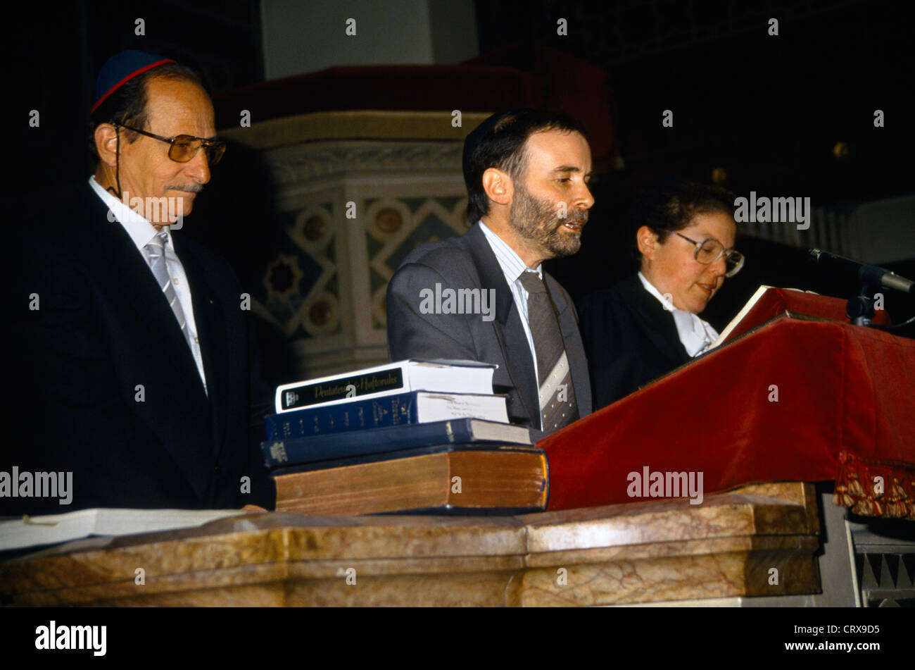 Female rabbi worship hi-res stock photography and images - Alamy