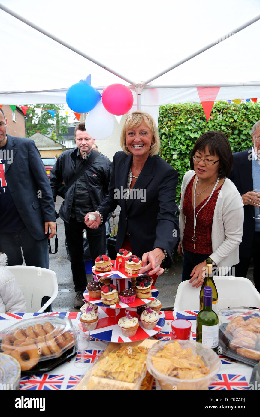 Jubilee street party england table hi-res stock photography and images ...