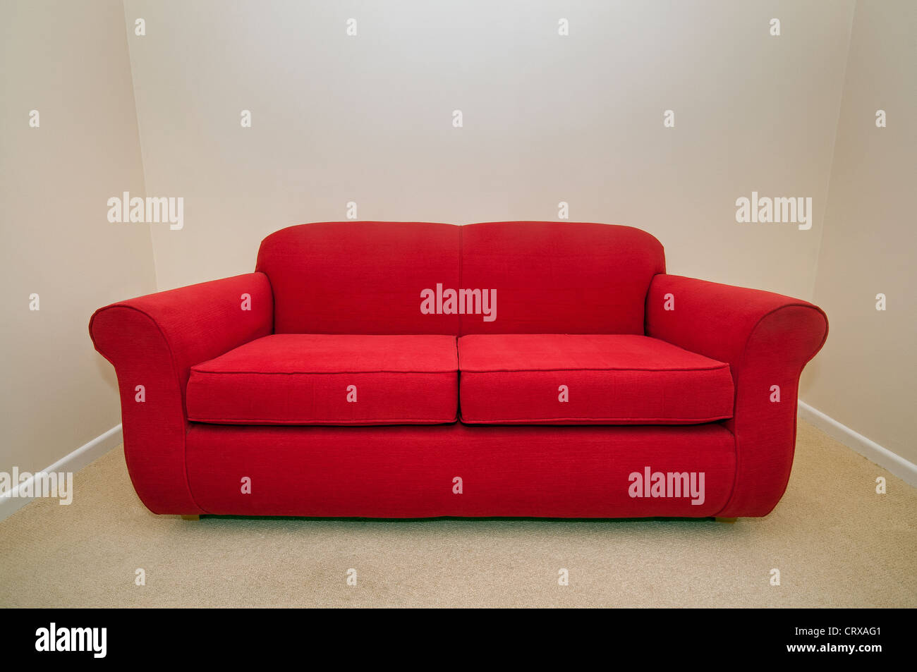 Red sofa hi-res stock photography and images - Alamy