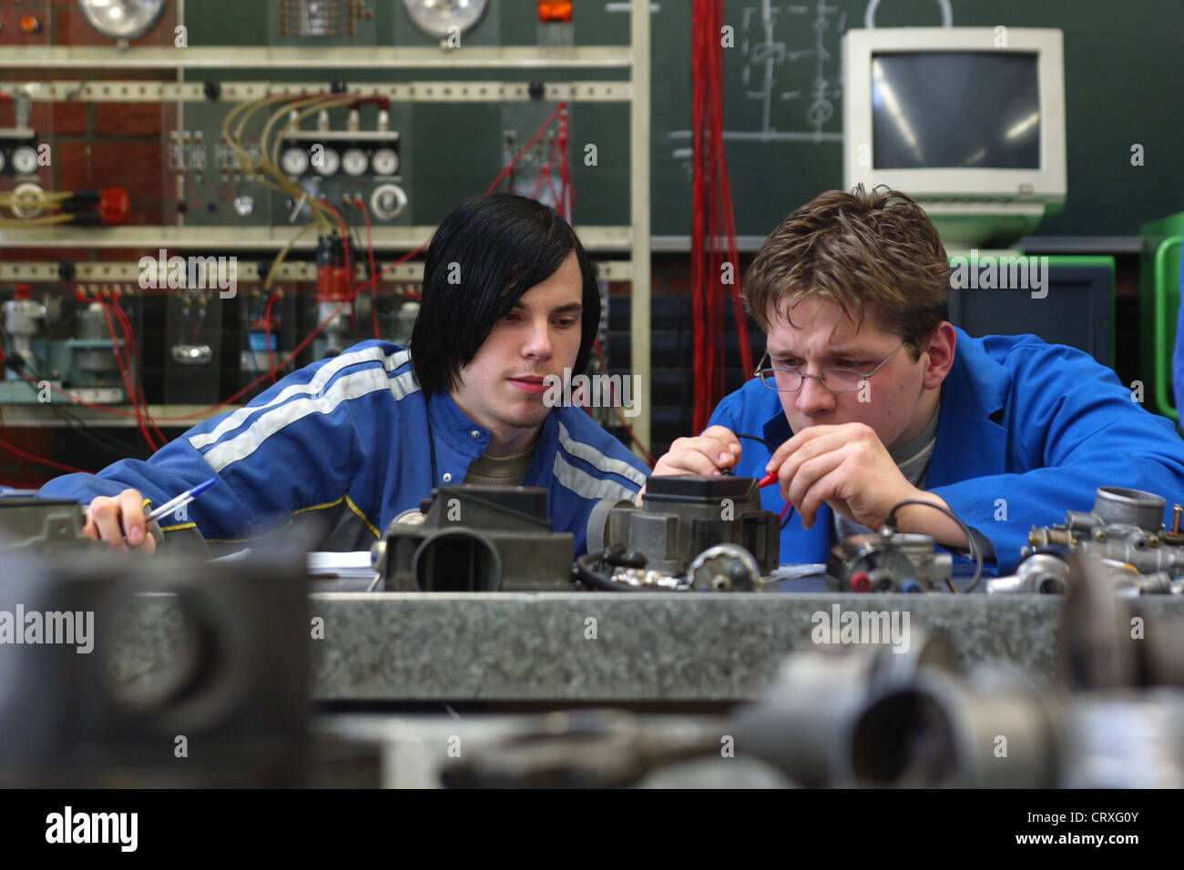 Trainees vehicle mechatronics Stock Photo - Alamy
