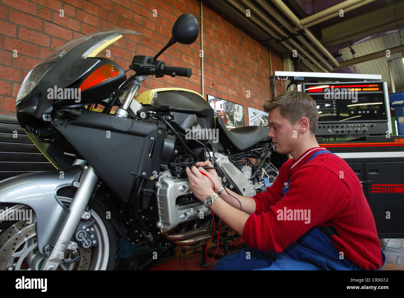 Apprentice motor vehicle mechatronics Stock Photo - Alamy