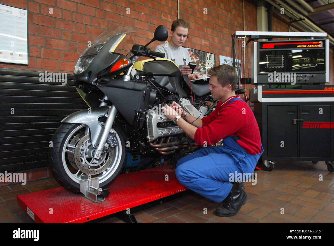 Trainees vehicle mechatronics Stock Photo - Alamy