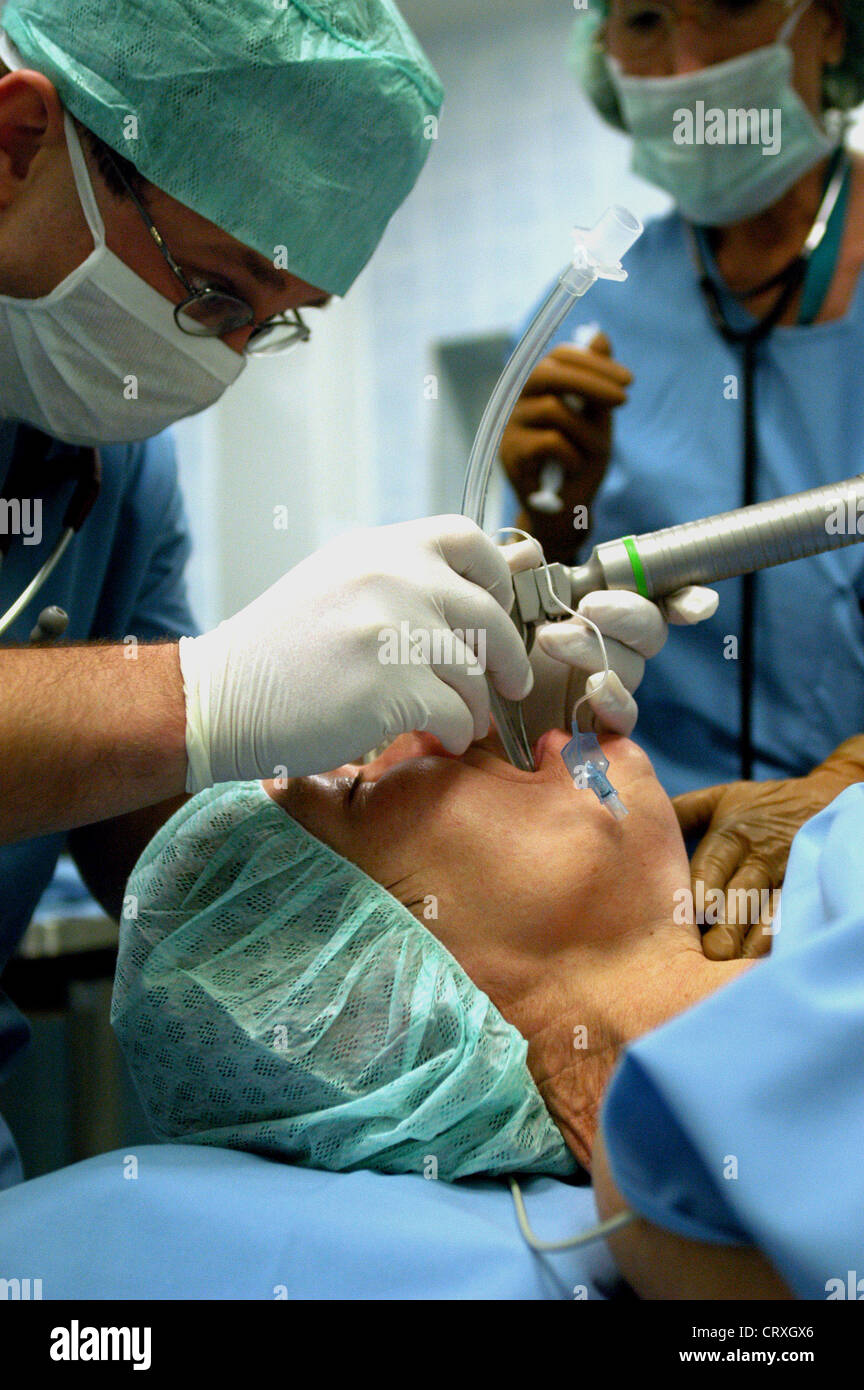 Anesthesiology in the operating room when initiating intubation Stock ...