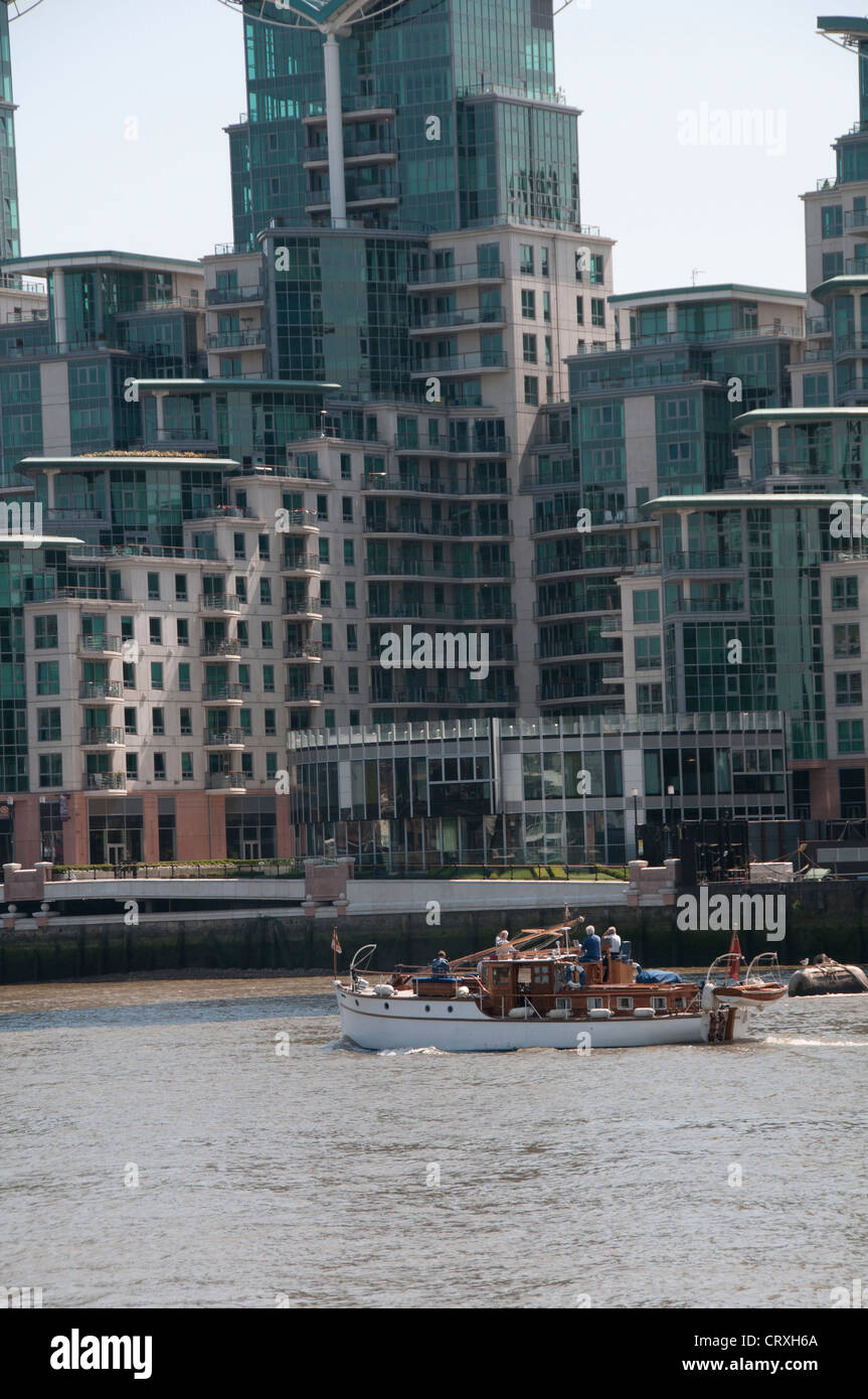Riverside thames the through wharf hi-res stock photography and images ...