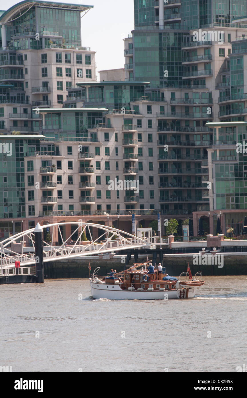 Riverside thames the through wharf hi-res stock photography and images ...