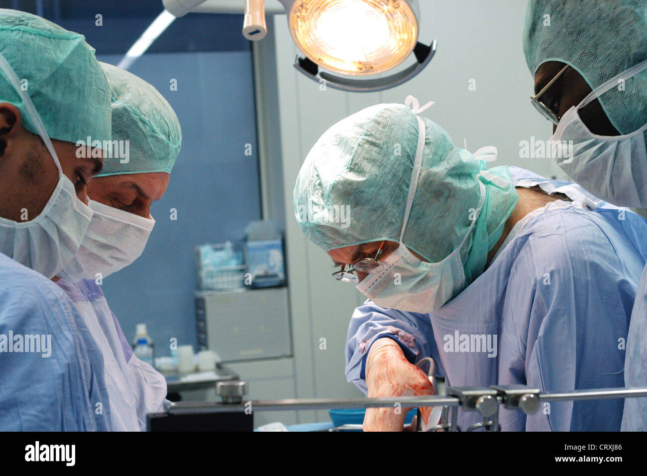 Surgeons in abdominal surgery in the operating room Stock Photo - Alamy