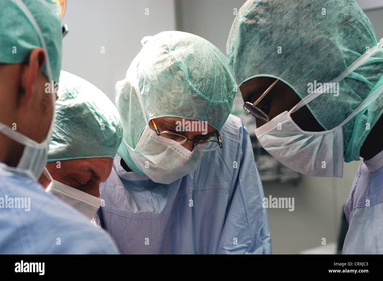 Surgeons in abdominal surgery in the operating room Stock Photo - Alamy
