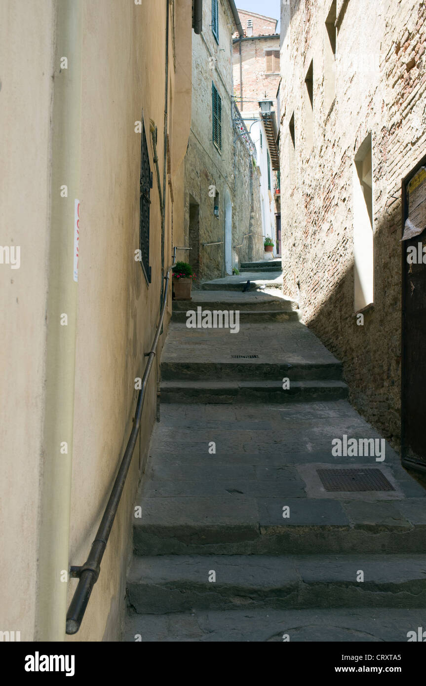 Narrow Italian alley between buildings in Montepulciano Stock Photo - Alamy