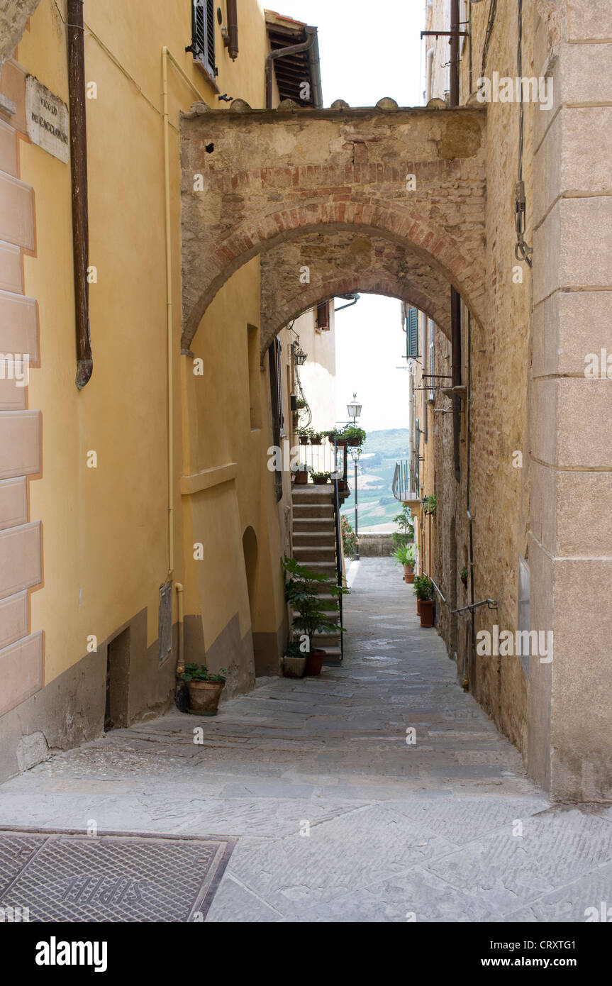 Narrow Italian alley between buildings in Montepulciano Stock Photo - Alamy