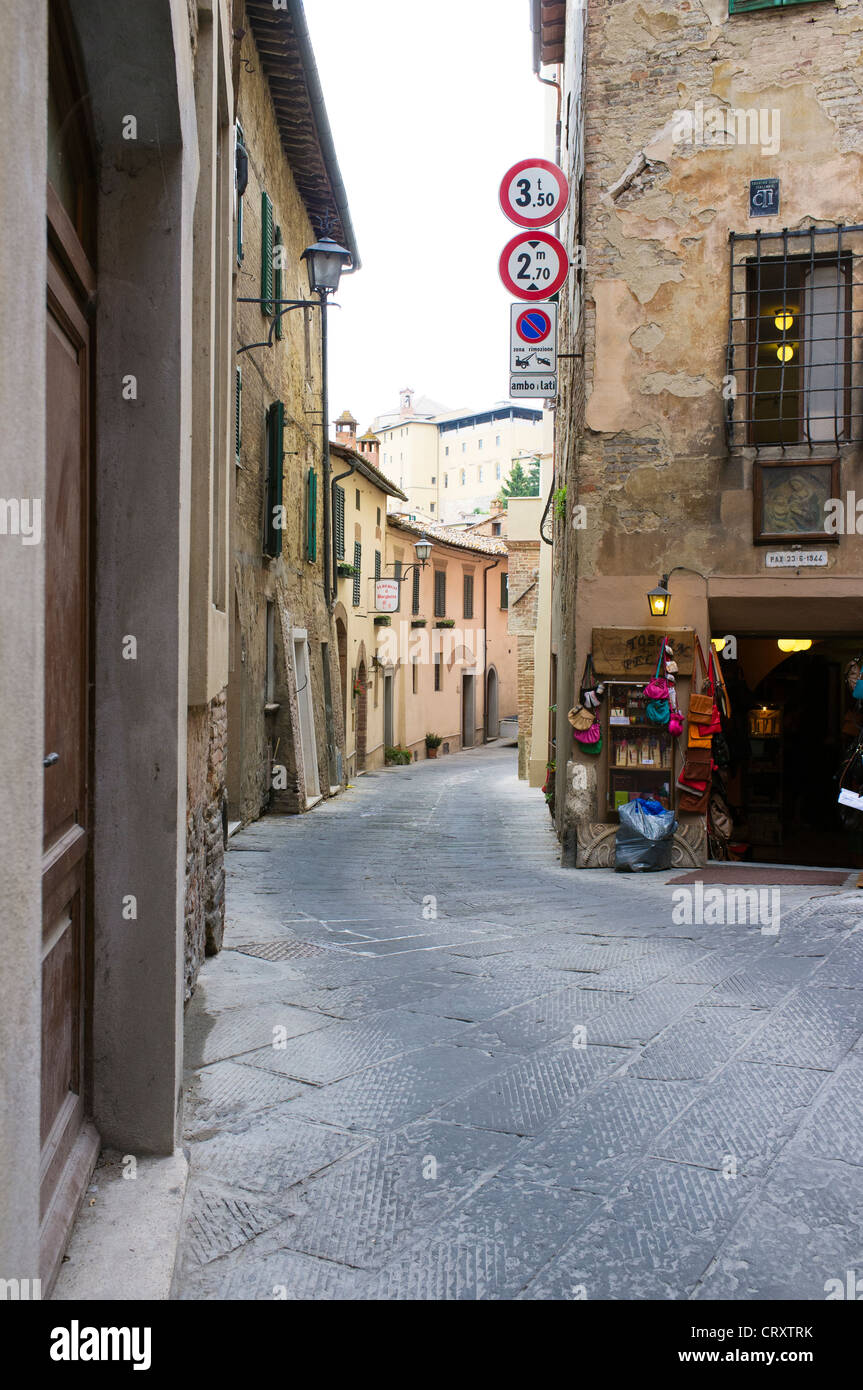 Narrow Italian alley between buildings in Montepulciano Stock Photo - Alamy