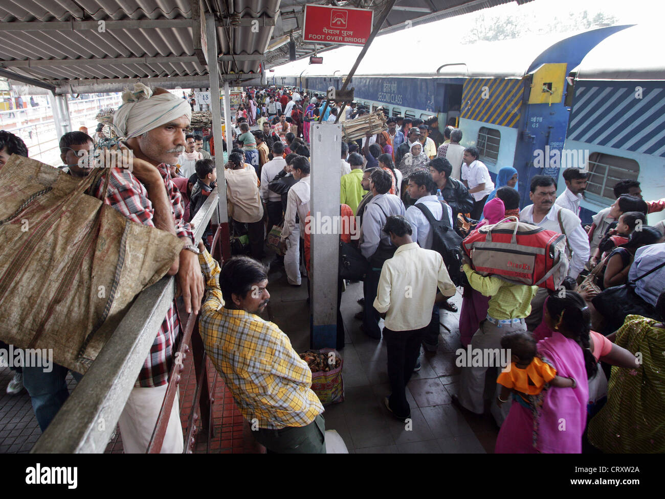 crowded platform at the train station of Katni, India Stock Photo - Alamy