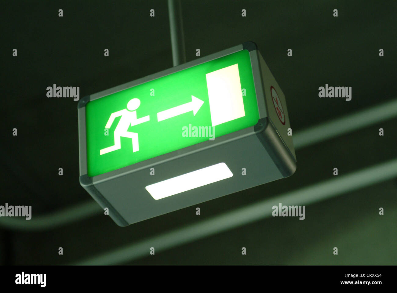 Gruenes, luminous emergency exit sign Stock Photo - Alamy