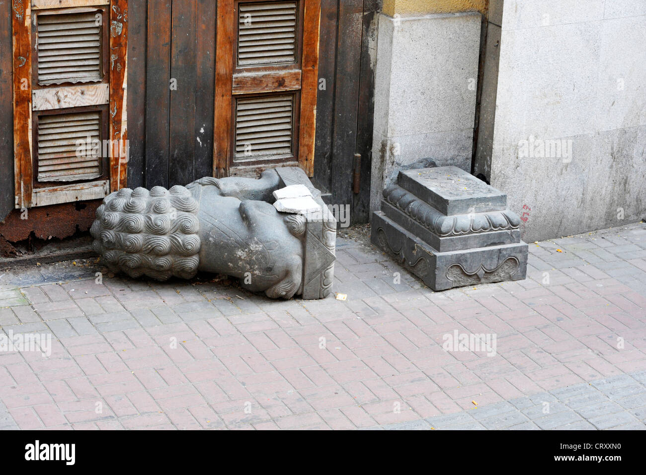 A broken Chinese Lion in Shanghai Stock Photo - Alamy