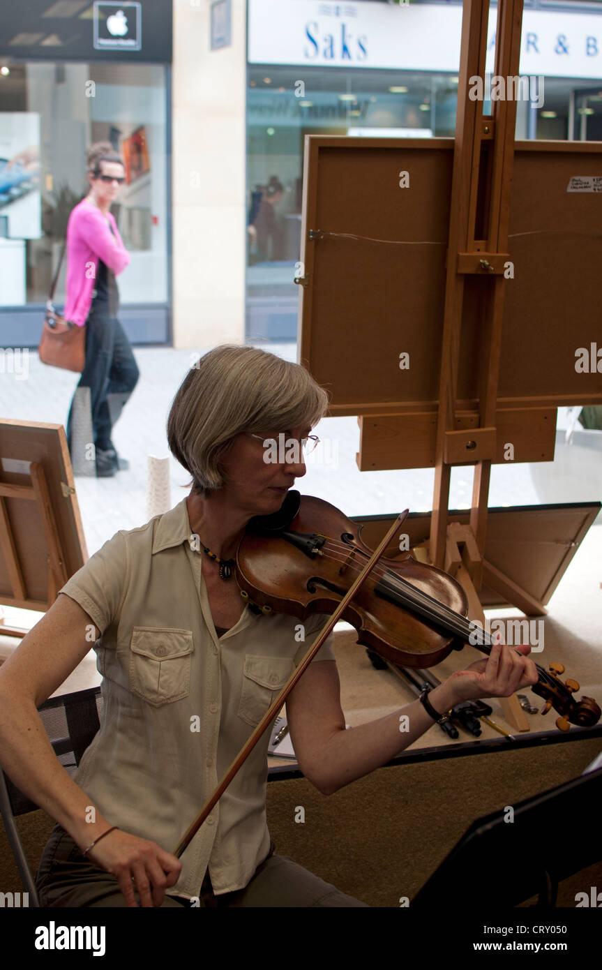Violin player hi-res stock photography and images - Alamy