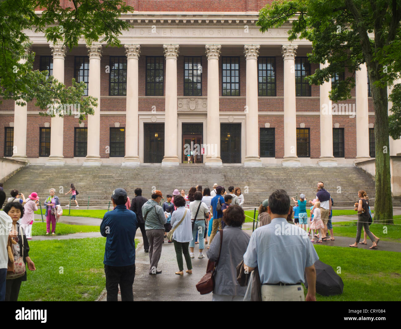 Tourists in Harvard Yard at the Widener Library Stock Photo - Alamy