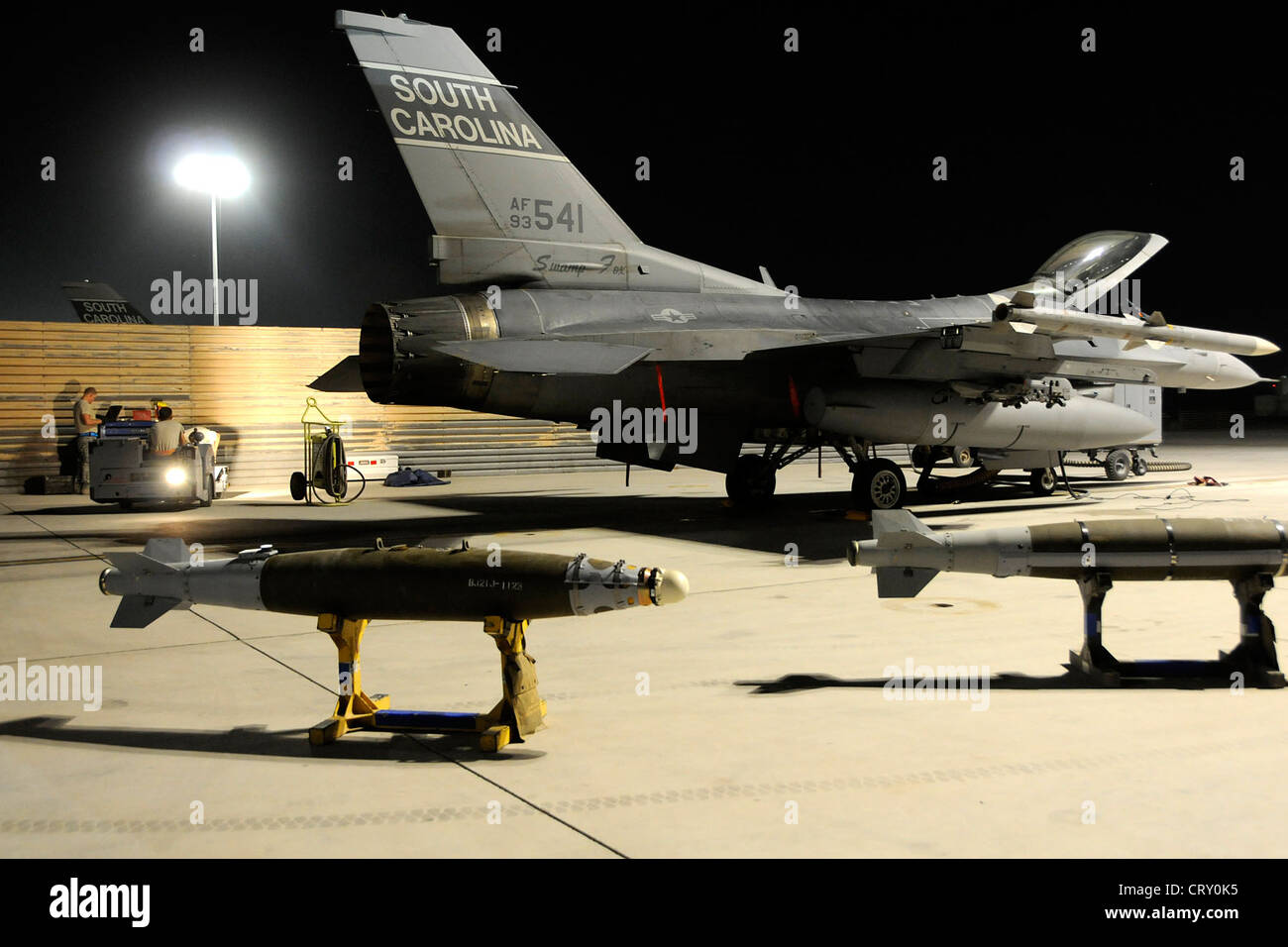 F 16weapons hi-res stock photography and images - Alamy