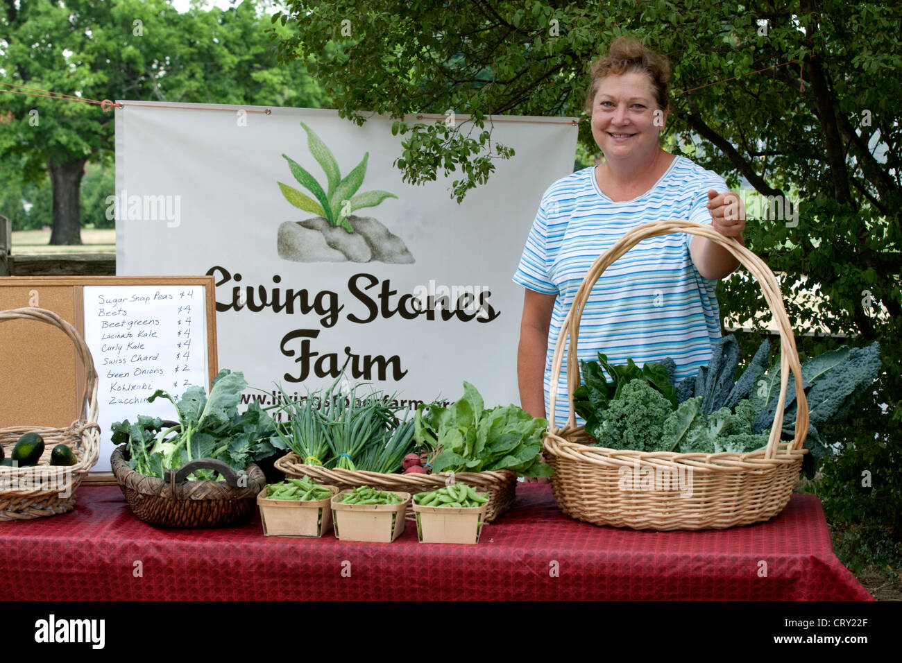 Woman market selling vegetables hi-res stock photography and images - Alamy