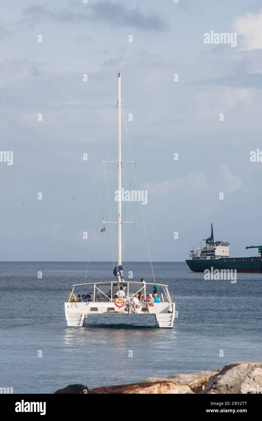 A party boat heading out to sea with empty mast Stock Photo - Alamy