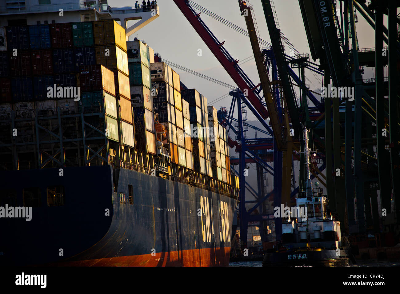 Rio de janeiro port loading ship hi-res stock photography and images ...