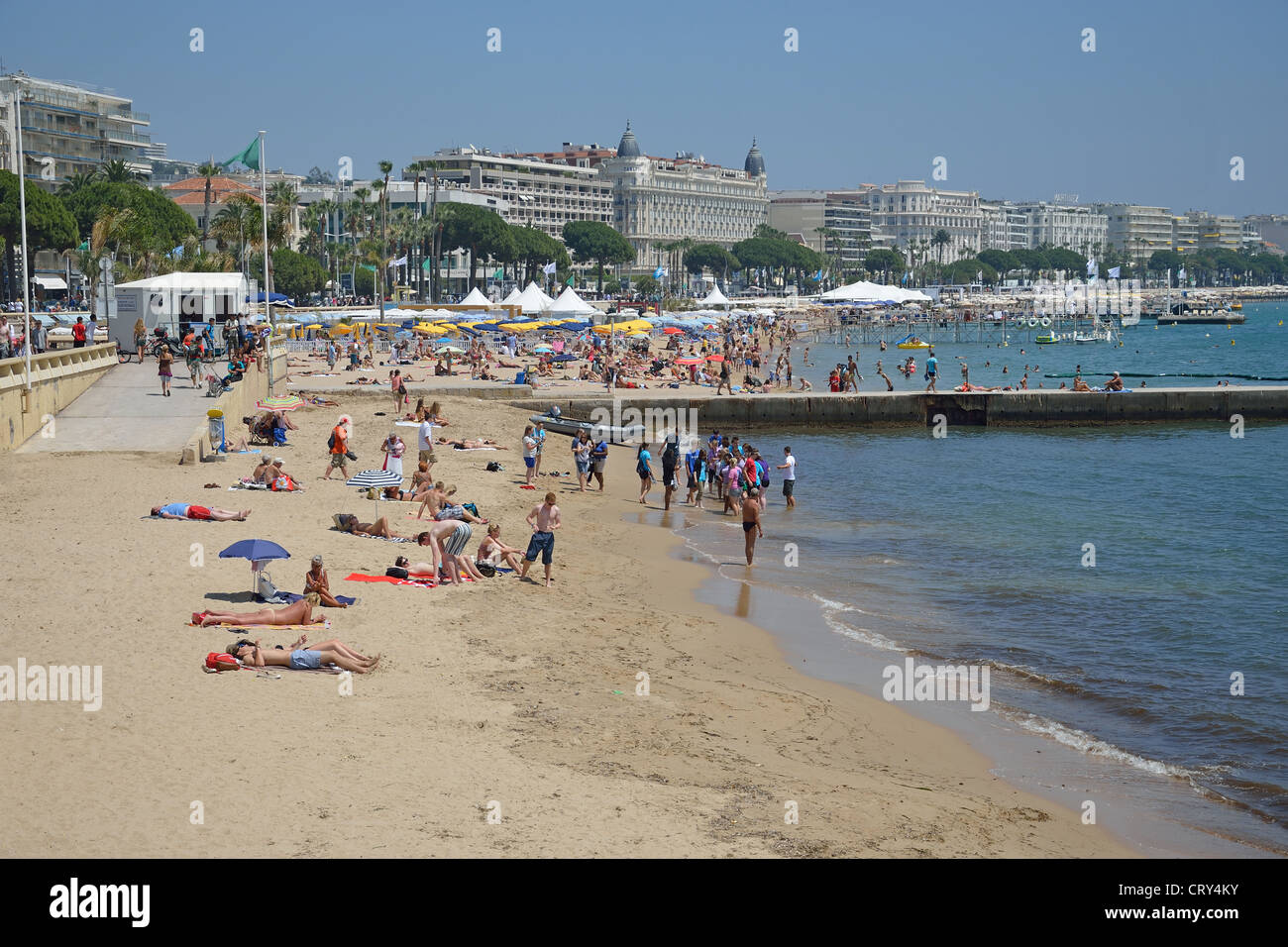 Plage Publique (public beach), Cannes, Côte d'Azur, Alpes-Maritimes ...
