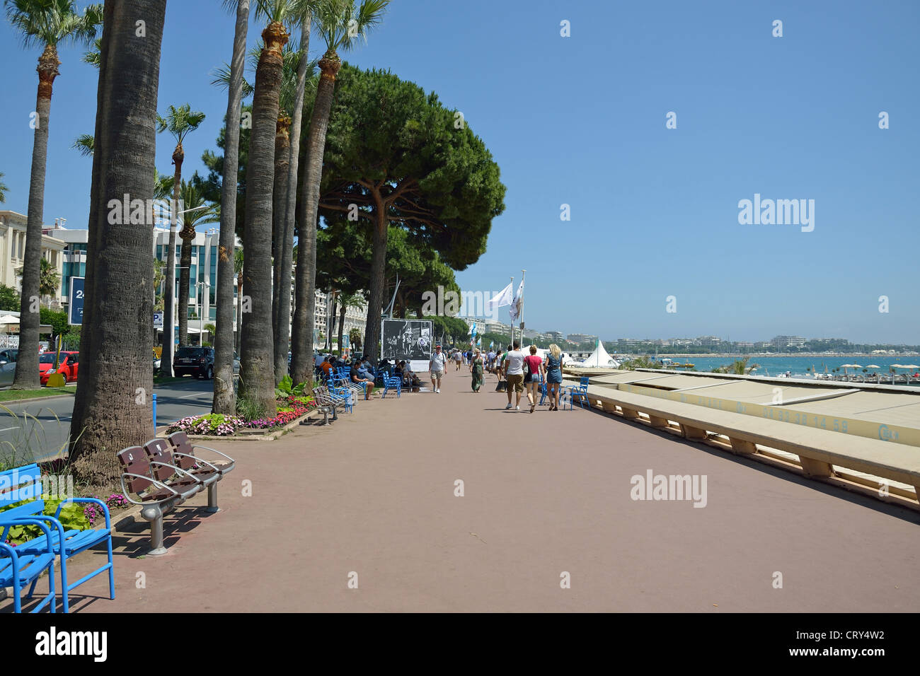 Beach promenade, Boulevard de la Croisette, Cannes, Côte d'Azur, Alpes ...