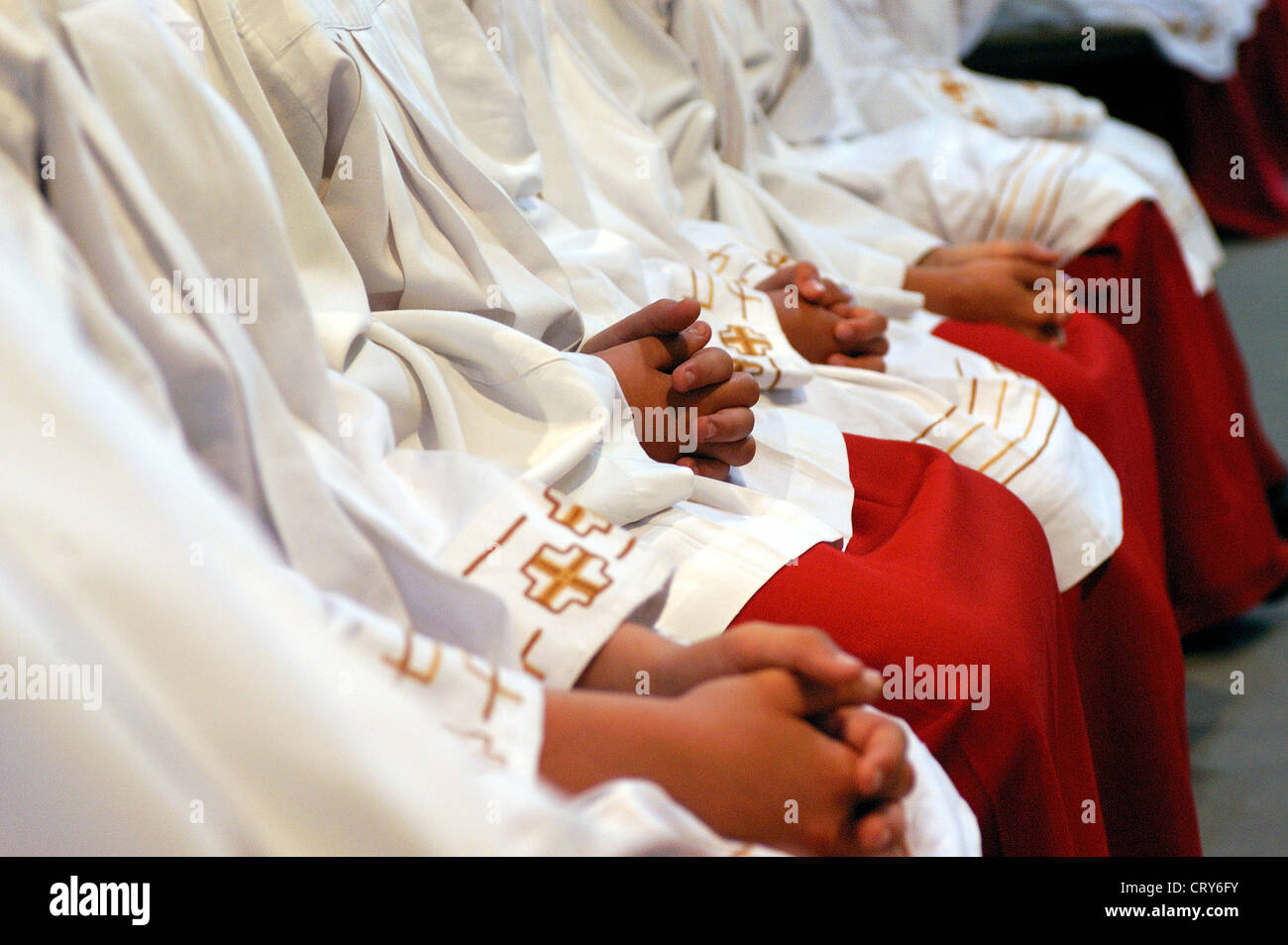 Altar servers in church hi-res stock photography and images - Alamy