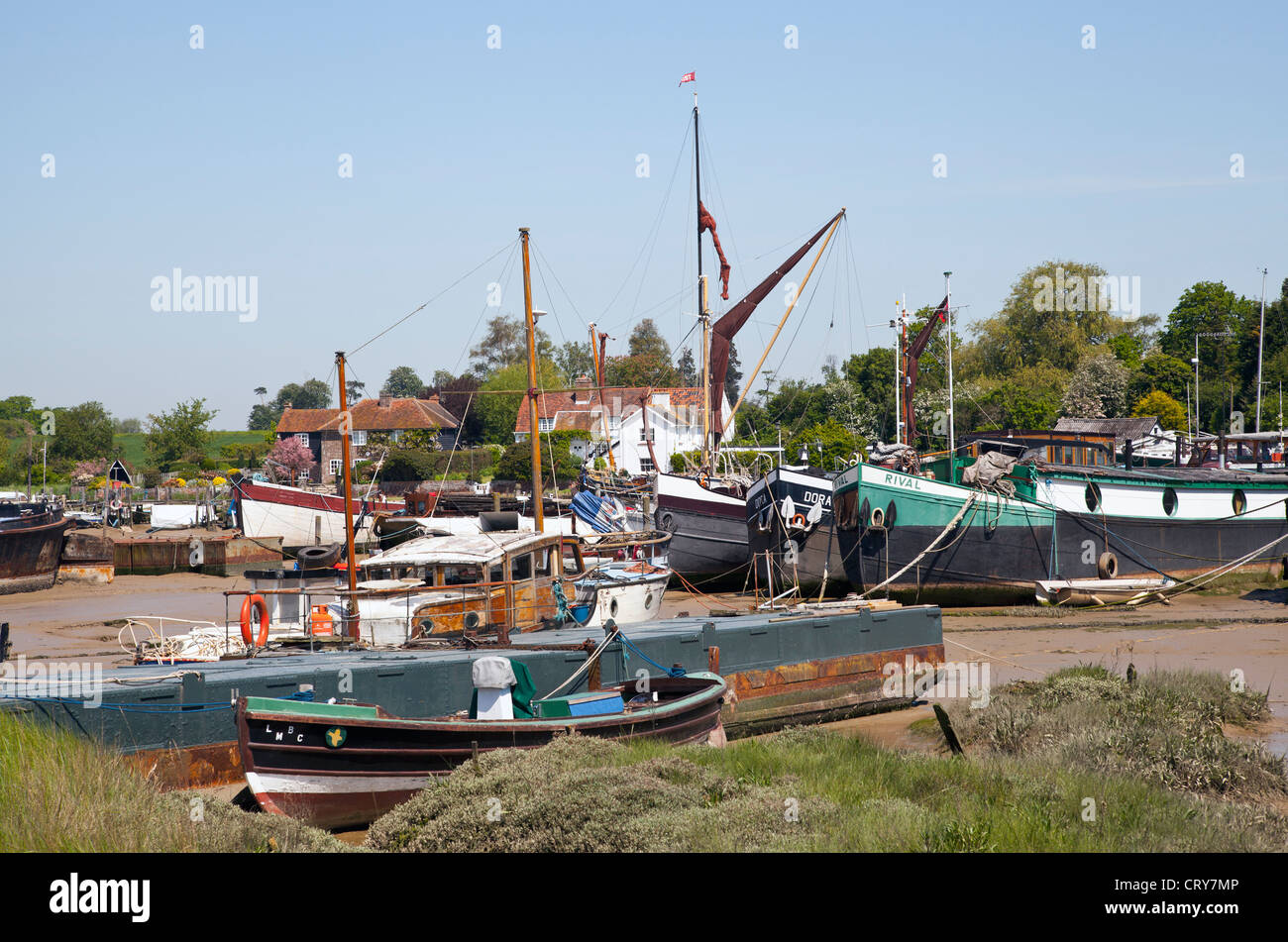 Stranded barge hi-res stock photography and images - Alamy