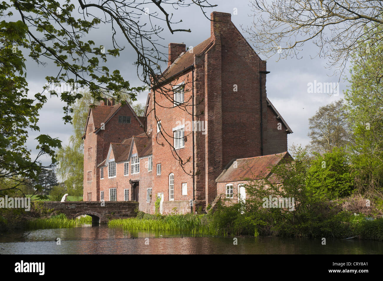 Medieval moated manor house hi-res stock photography and images - Alamy