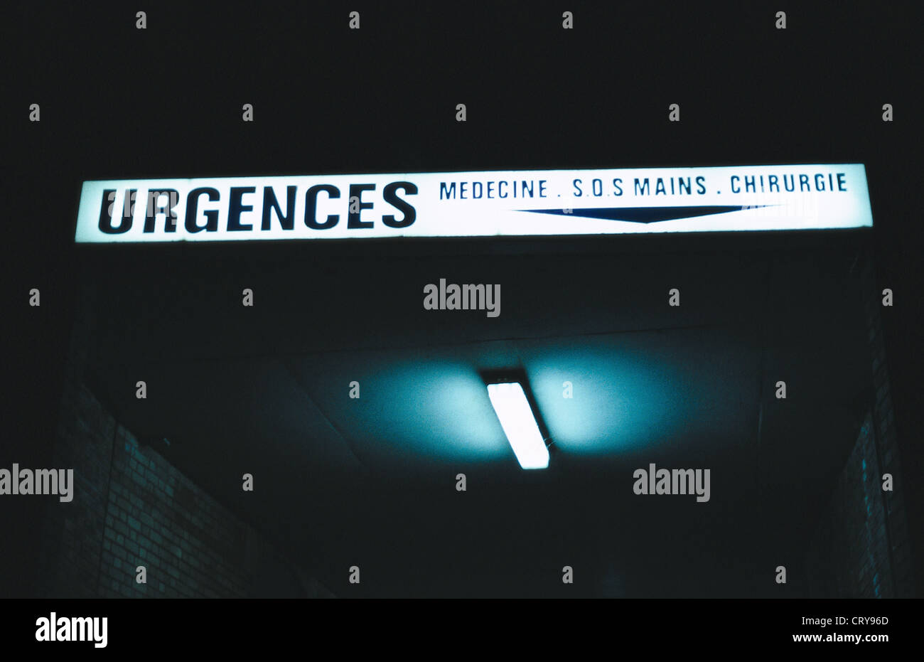 EMERGENCY WARD SIGNPOST Stock Photo - Alamy