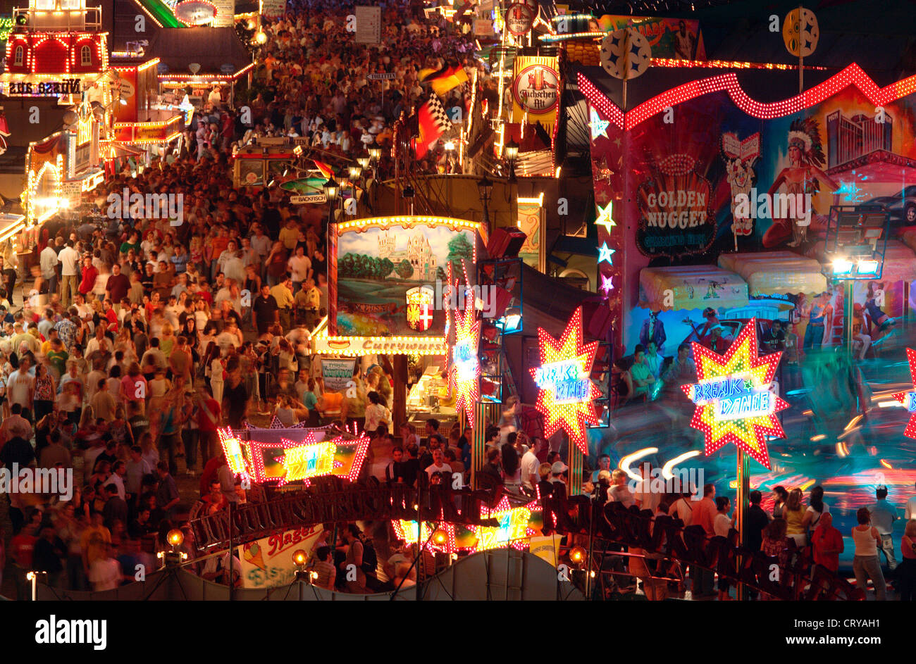 Funfair crowds hi-res stock photography and images - Alamy