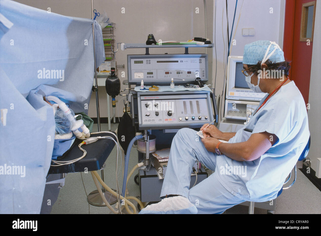 Anaesthetists with anaesthetic mask hi-res stock photography and images ...