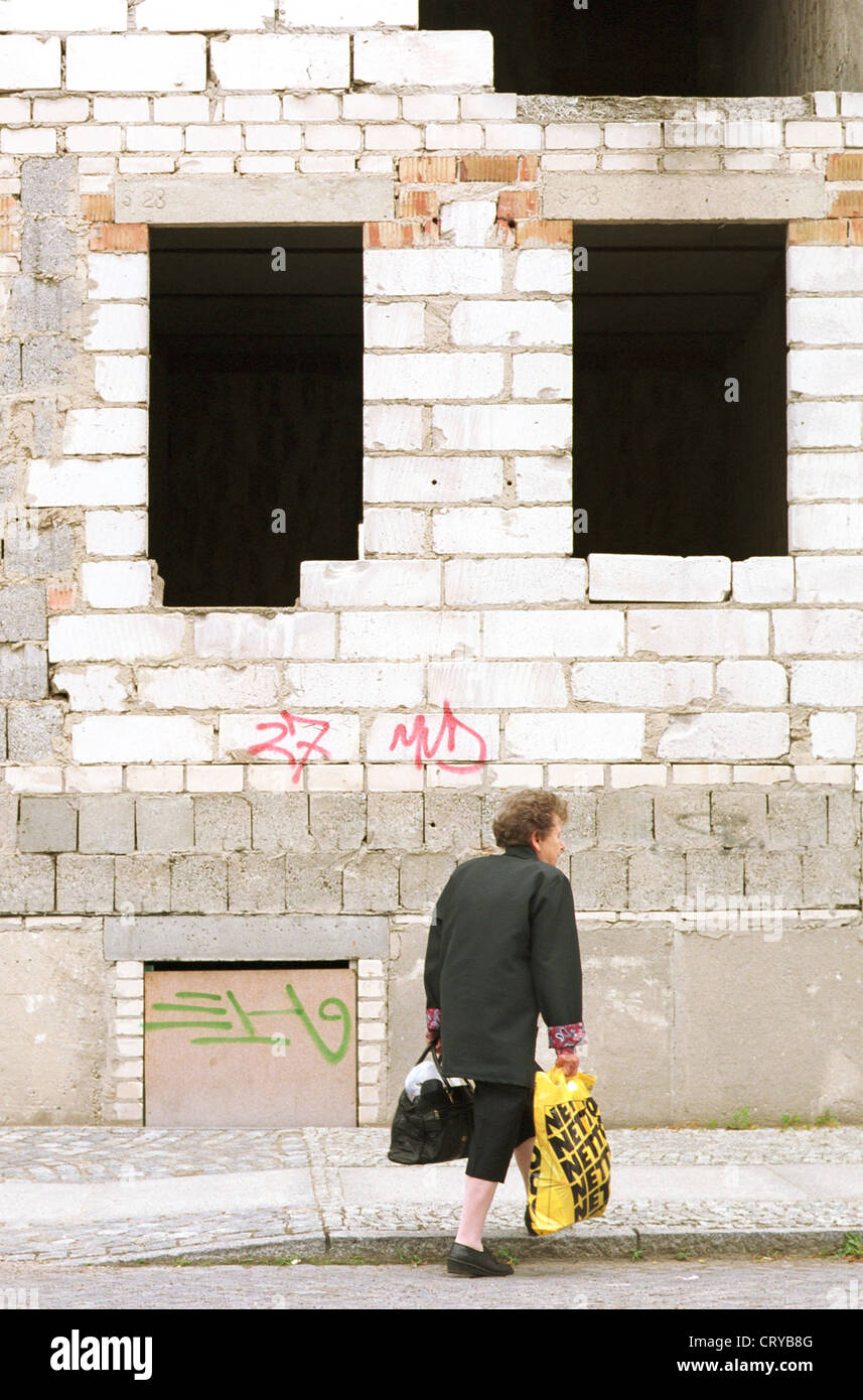 Windowless facade hi-res stock photography and images - Alamy