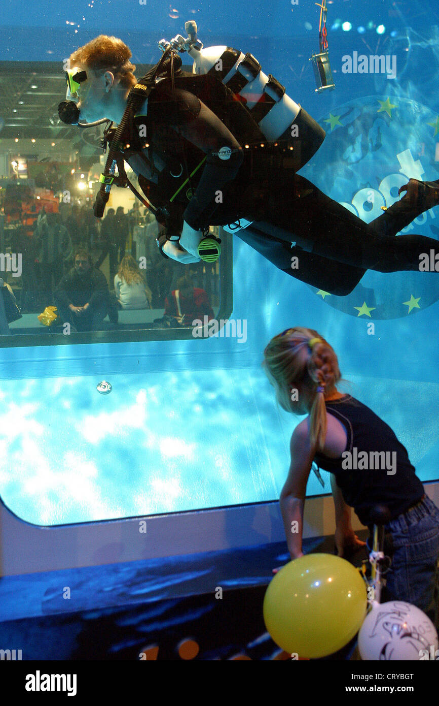 Girl divers hi-res stock photography and images - Alamy