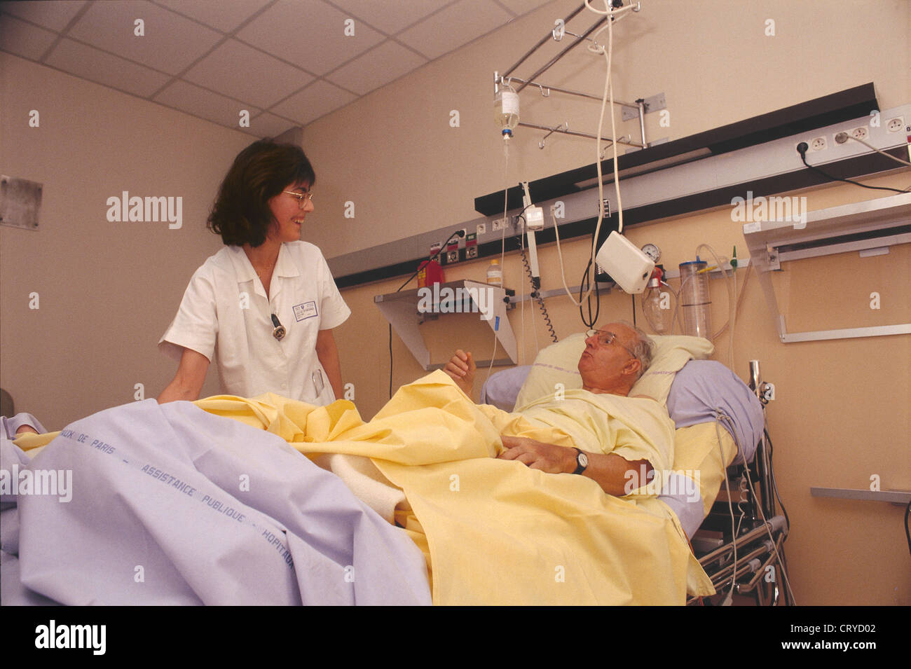 Sick man in icu hi-res stock photography and images - Alamy
