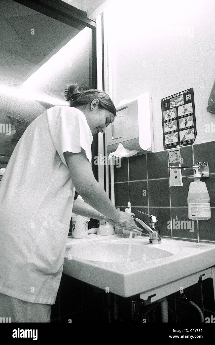 HAND WASHING IN HOSPITAL Stock Photo - Alamy