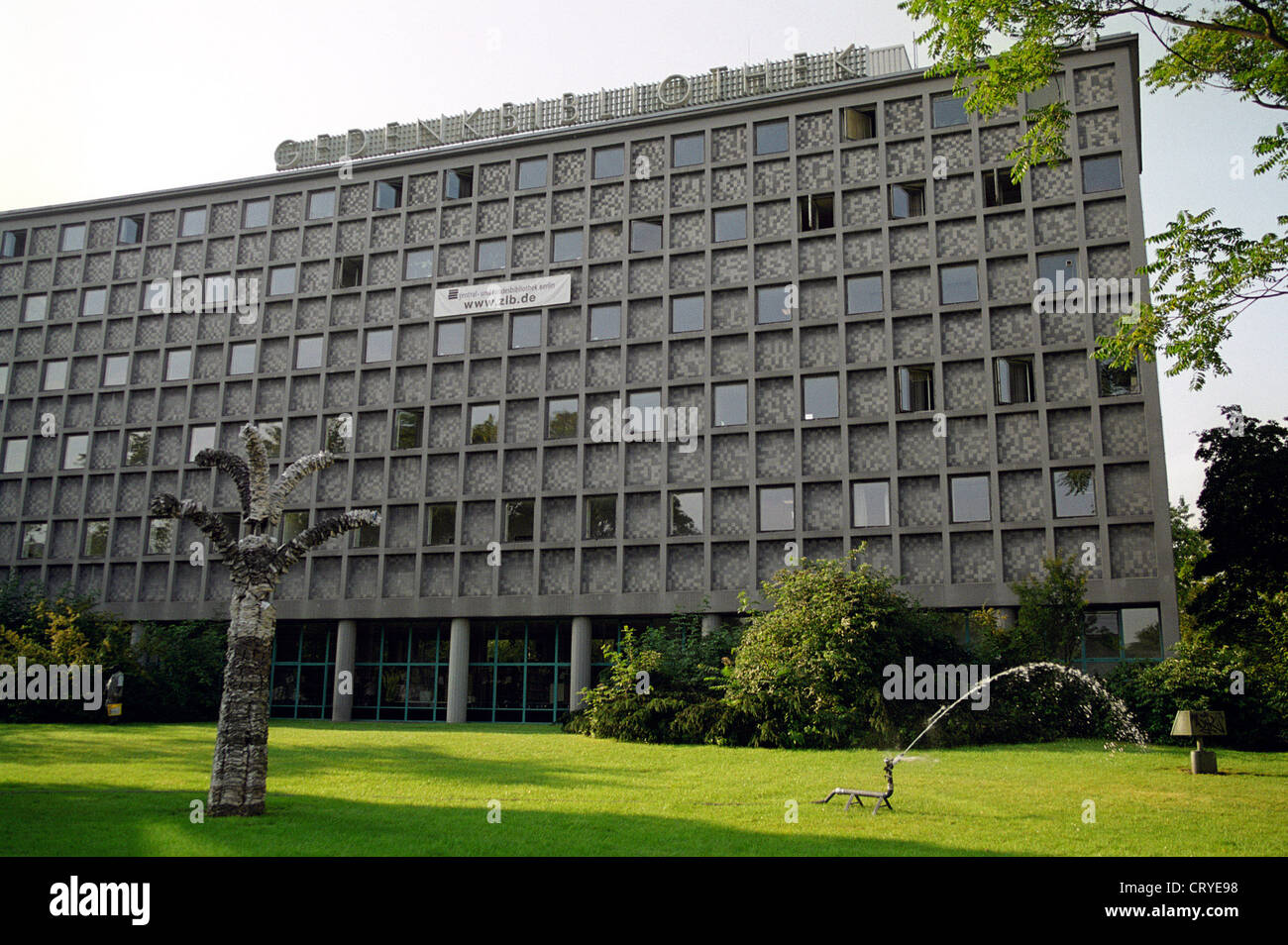 Library exterior view hi-res stock photography and images - Alamy
