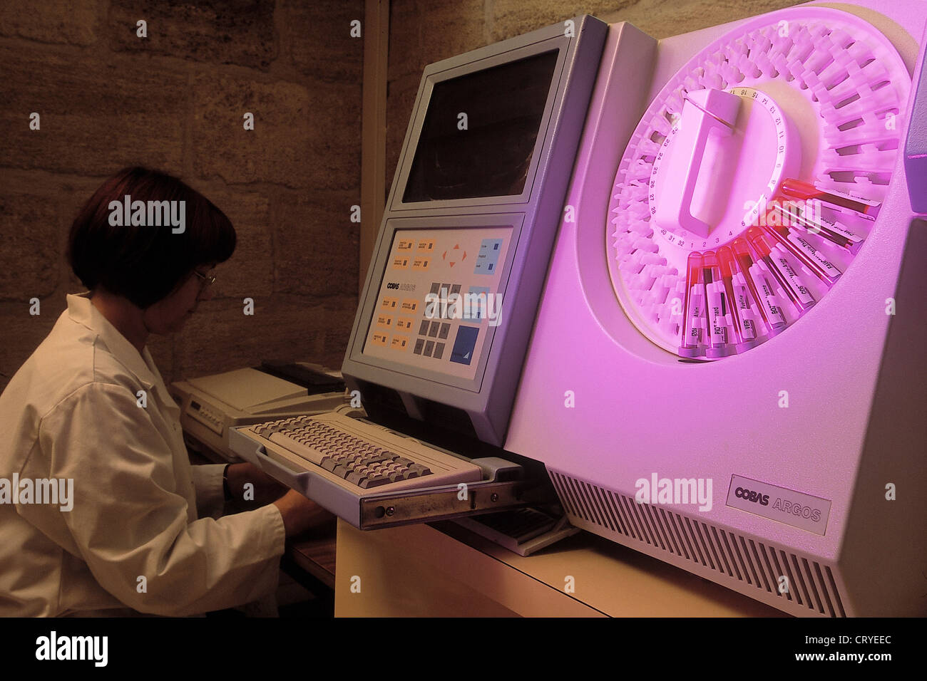 Medical laboratory technologists hi-res stock photography and images ...