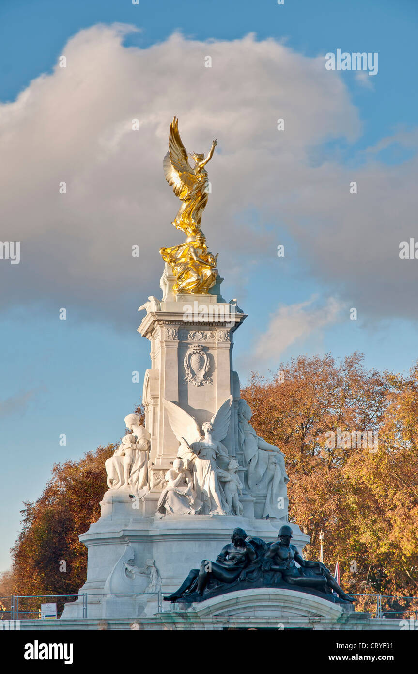 Queen Victoria Memorial in front of Buckingham Palace at London ...