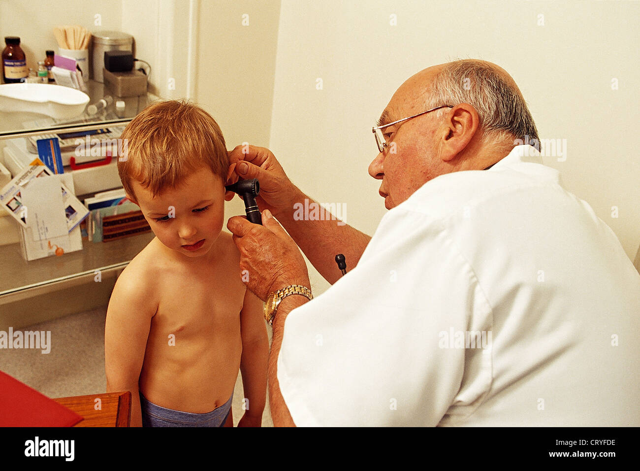 Otoscopic examination child hi-res stock photography and images - Alamy