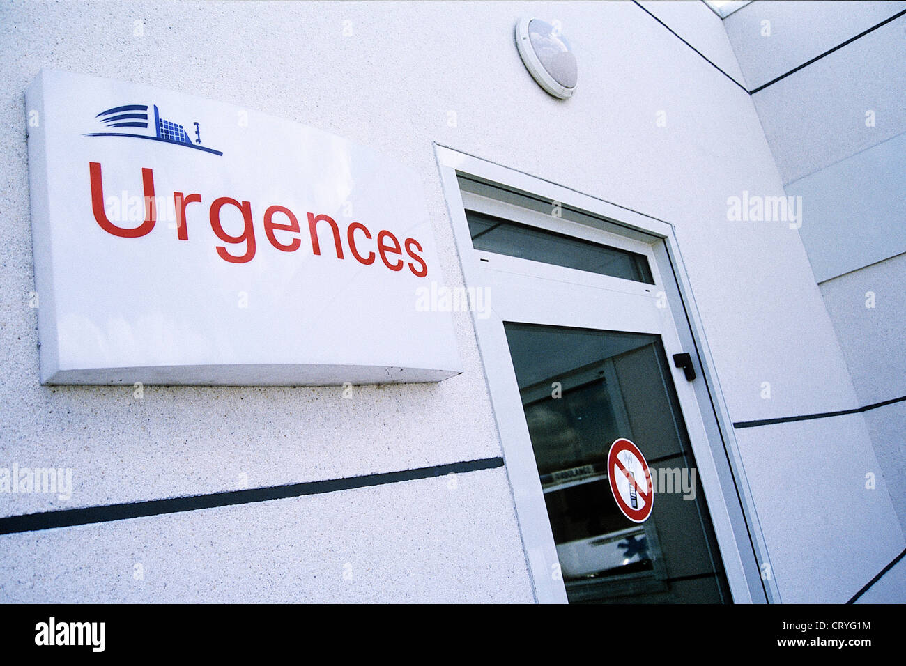 EMERGENCY WARD SIGNPOST Stock Photo - Alamy